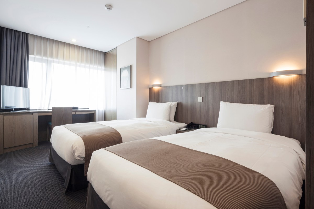 How to Remove Lingering Odors From Hotel Rooms + Key Tips for ...